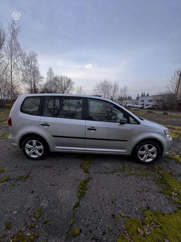 Grey Volkswagen Touran 2011 in Vilkaviskis, with an engine capacity of 1.60 L and mileage of 345 thousand km for 4800 €, photo 4 on AUTOMOTO.COM.LV