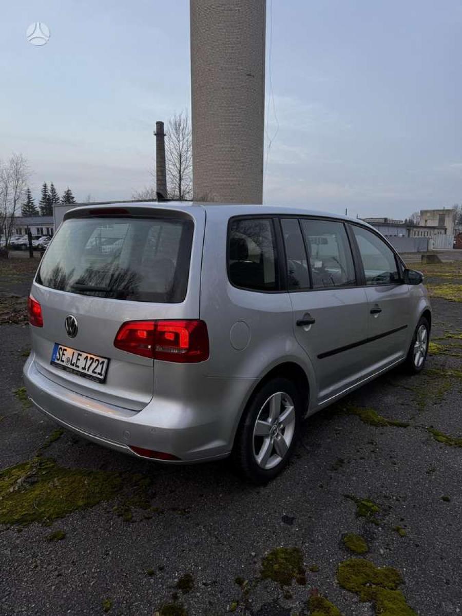 Grey Volkswagen Touran 2011 in Vilkaviskis, with an engine capacity of 1.60 L and mileage of 345 thousand km for 4800 €, photo 5 on AUTOMOTO.COM.LV