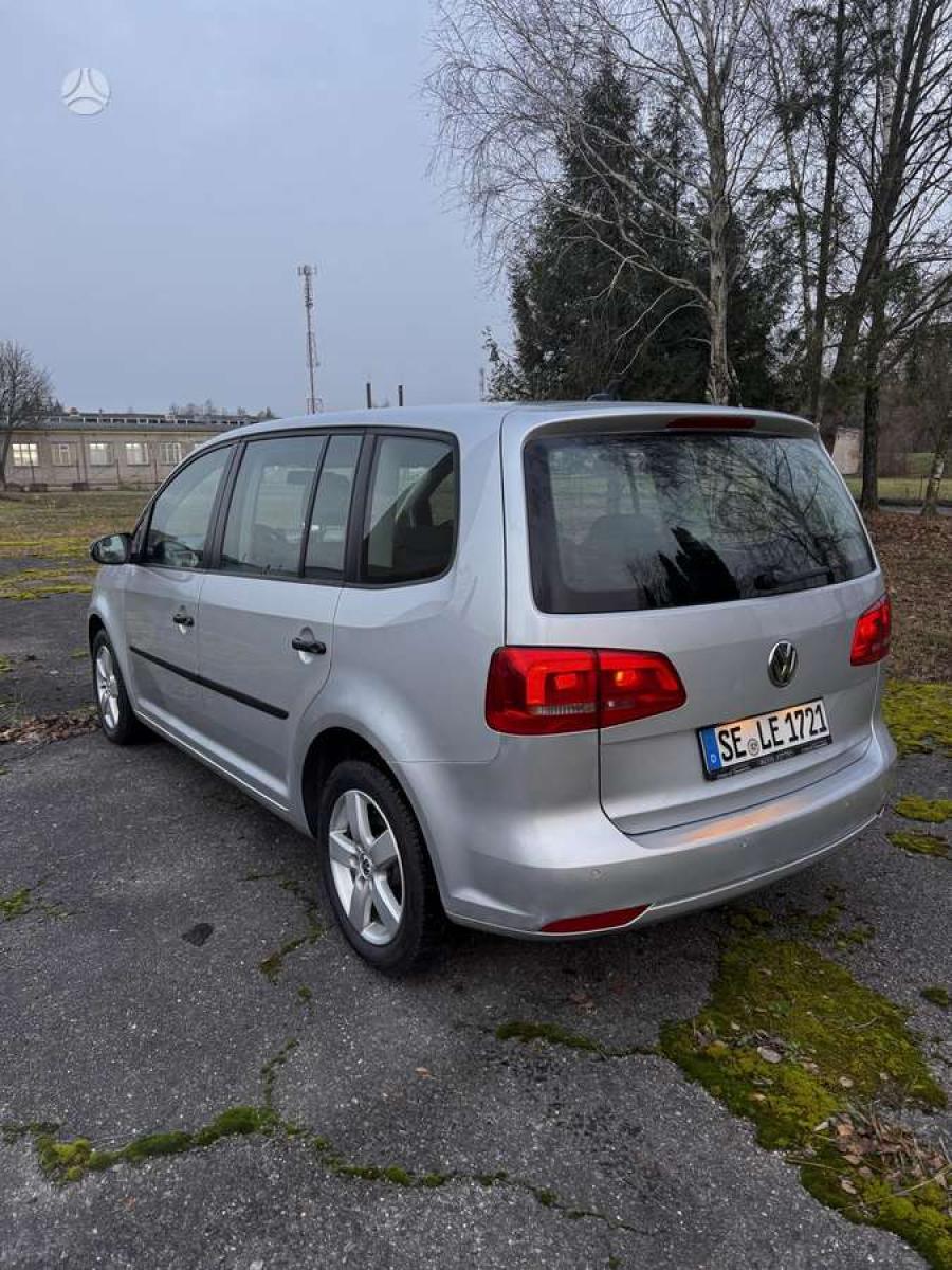 Grey Volkswagen Touran 2011 in Vilkaviskis, with an engine capacity of 1.60 L and mileage of 345 thousand km for 4800 €, photo 6 on AUTOMOTO.COM.LV