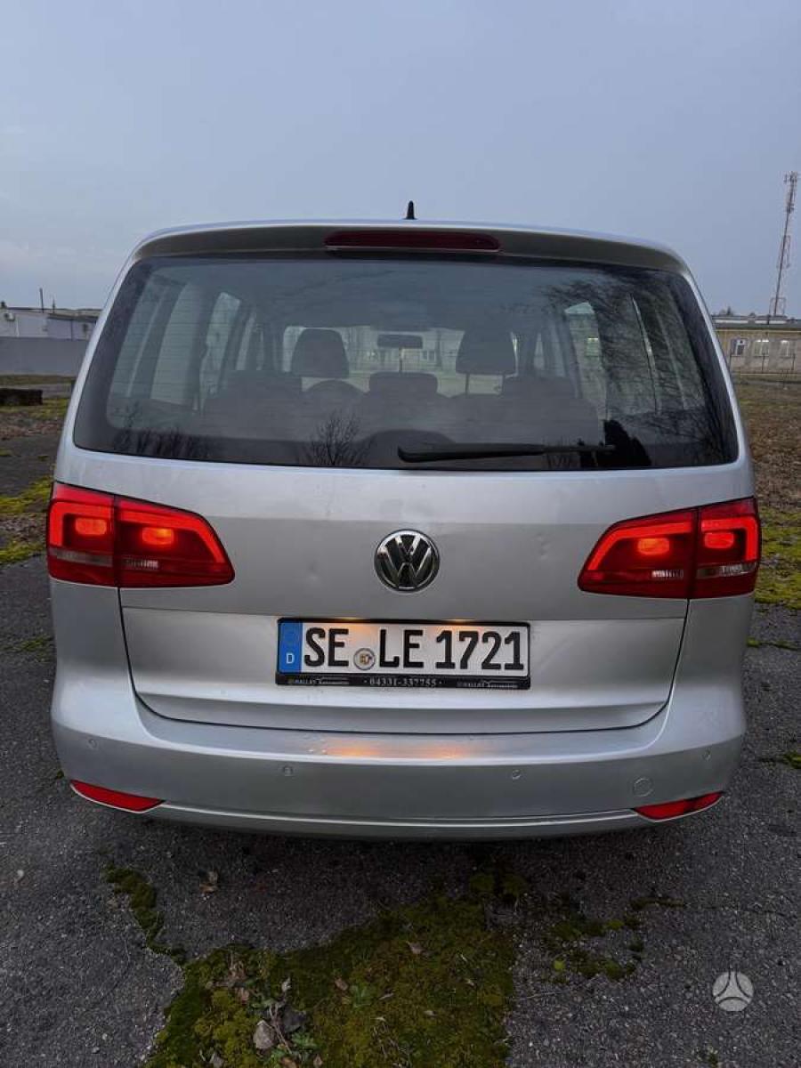 Grey Volkswagen Touran 2011 in Vilkaviskis, with an engine capacity of 1.60 L and mileage of 345 thousand km for 4800 €, photo 7 on AUTOMOTO.COM.LV