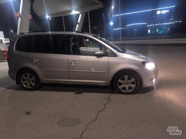 Pelēks Volkswagen Touran 2011 Šauļi, ar dzinēja tilpumu 1.60 L un nobraukumu 288 tūkst. km par 4750 €, foto 2 vietnē AUTOMOTO.COM.LV