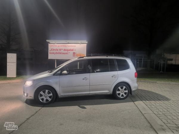 Pelēks Volkswagen Touran 2011 Šauļi, ar dzinēja tilpumu 1.60 L un nobraukumu 288 tūkst. km par 4750 €, foto 5 vietnē AUTOMOTO.COM.LV