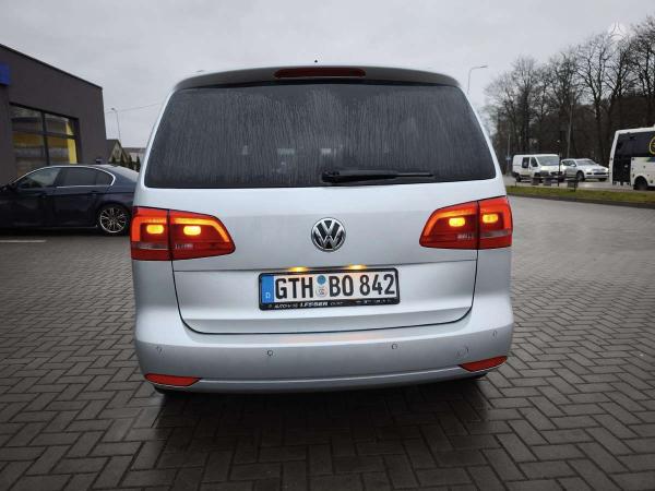 Pelēks Volkswagen Touran 2011 Tauragė, ar dzinēja tilpumu 1.97 L un nobraukumu 276 tūkst. km par 4900 €, foto 3 vietnē AUTOMOTO.COM.LV