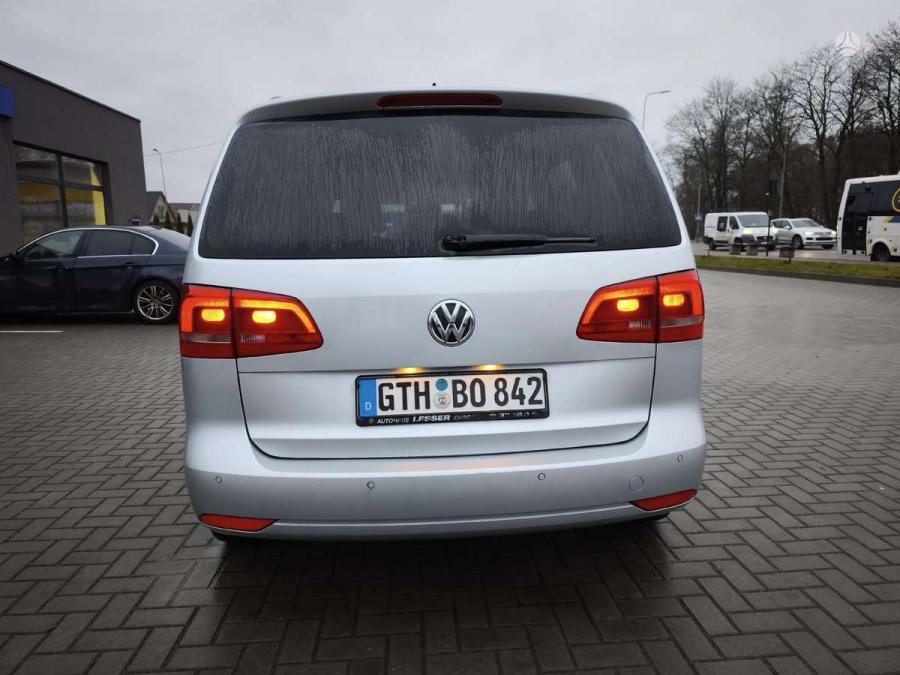 Pelēks Volkswagen Touran 2011 Tauragė, ar dzinēja tilpumu 1.97 L un nobraukumu 276 tūkst. km par 4900 €, foto 3 vietnē AUTOMOTO.COM.LV
