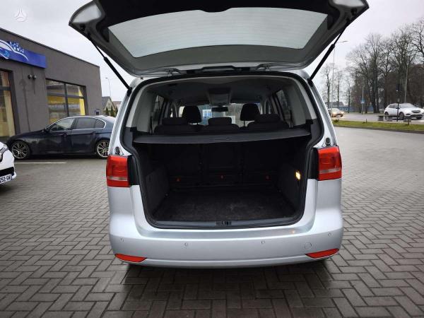 Pelēks Volkswagen Touran 2011 Tauragė, ar dzinēja tilpumu 1.97 L un nobraukumu 276 tūkst. km par 4900 €, foto 5 vietnē AUTOMOTO.COM.LV