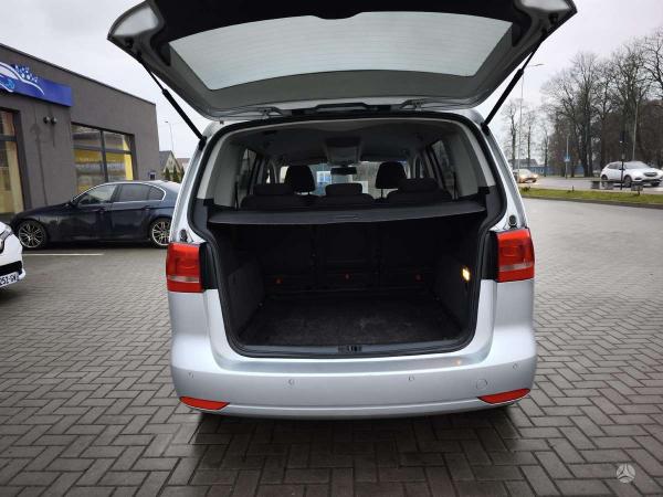 Pelēks Volkswagen Touran 2011 Tauragė, ar dzinēja tilpumu 1.97 L un nobraukumu 276 tūkst. km par 4900 €, foto 6 vietnē AUTOMOTO.COM.LV