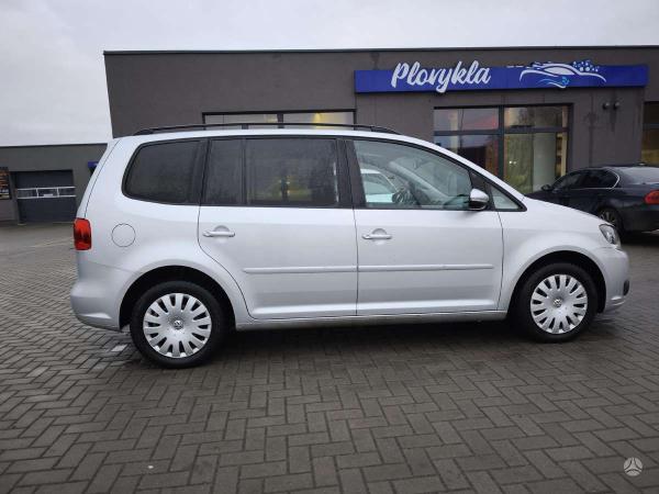 Pelēks Volkswagen Touran 2011 Tauragė, ar dzinēja tilpumu 1.97 L un nobraukumu 276 tūkst. km par 4900 €, foto 7 vietnē AUTOMOTO.COM.LV