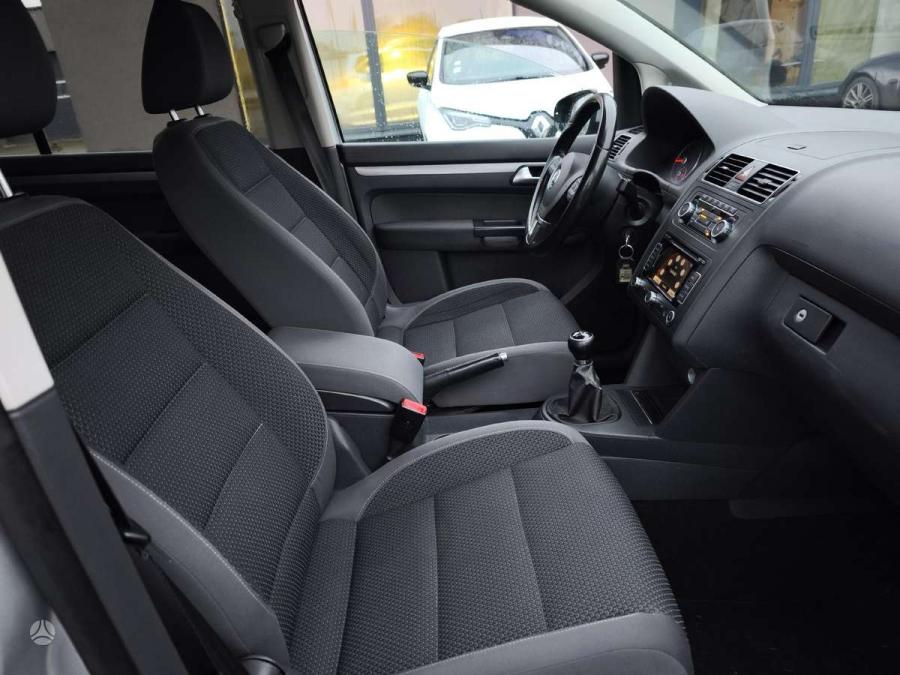 Pelēks Volkswagen Touran 2011 Tauragė, ar dzinēja tilpumu 1.97 L un nobraukumu 276 tūkst. km par 4900 €, foto 13 vietnē AUTOMOTO.COM.LV