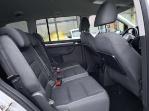 Pelēks Volkswagen Touran 2011 Tauragė, ar dzinēja tilpumu 1.97 L un nobraukumu 276 tūkst. km par 4900 €, foto 15 vietnē AUTOMOTO.COM.LV