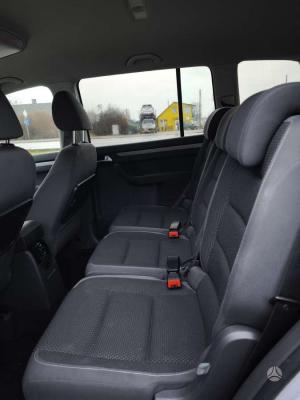 Pelēks Volkswagen Touran 2011 Tauragė, ar dzinēja tilpumu 1.97 L un nobraukumu 276 tūkst. km par 4900 €, foto 17 vietnē AUTOMOTO.COM.LV