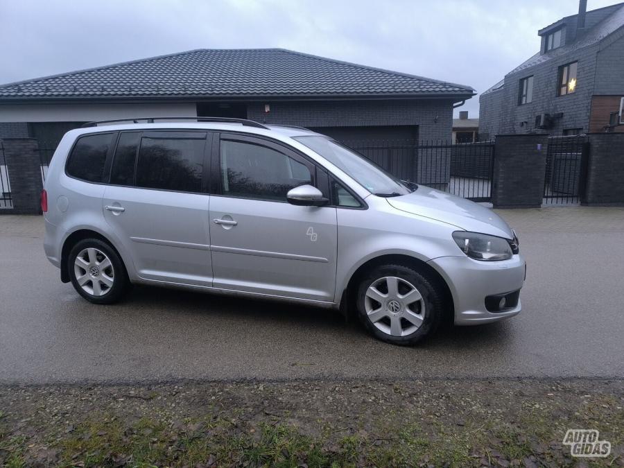 Pelēks Volkswagen Touran 2011 Šauļi, ar dzinēja tilpumu 1.60 L un nobraukumu 288 tūkst. km par 4700 €, foto 1 vietnē AUTOMOTO.COM.LV