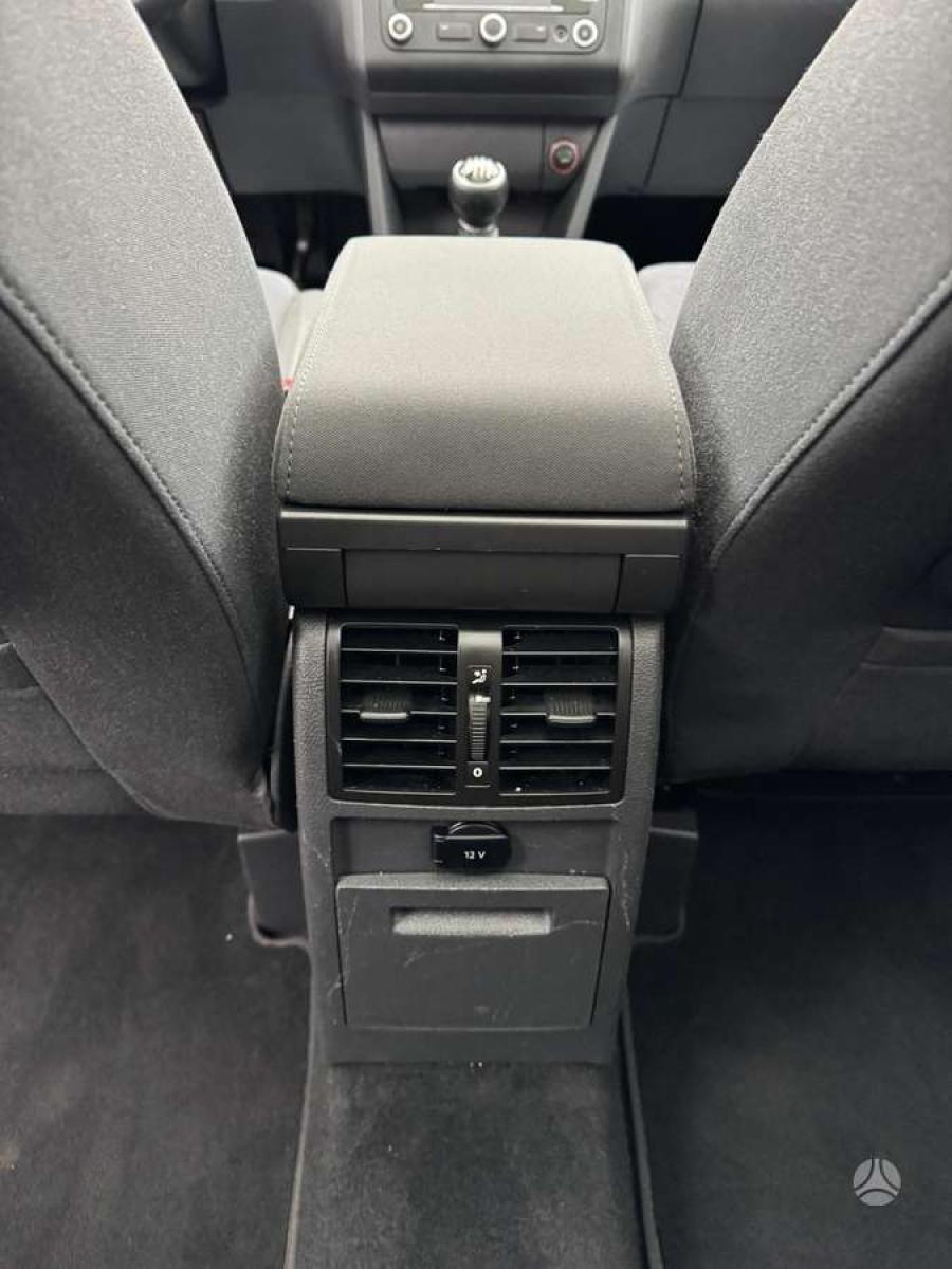 Grey Volkswagen Touran 2011 in Vilnius, with an engine capacity of 1.90 L and mileage of 326 thousand km for 4700 €, photo 18 on AUTOMOTO.COM.LV