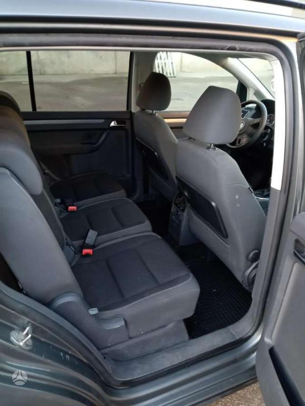 Grey Volkswagen Touran 2011 in Siauliai, with an engine capacity of 1.60 L and mileage of 194 thousand km for 4750 €, photo 8 on AUTOMOTO.COM.LV
