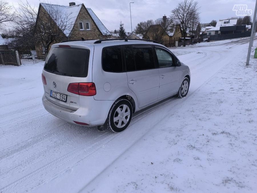 Pelēks Volkswagen Touran 2011 Šauļi, ar dzinēja tilpumu 1.60 L un nobraukumu 288 tūkst. km par 4650 €, foto 10 vietnē AUTOMOTO.COM.LV