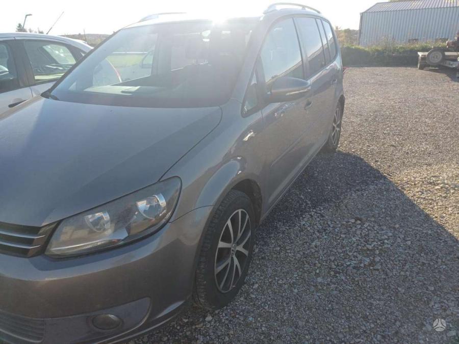 Pelēks Volkswagen Touran 2011 Kauņa, ar dzinēja tilpumu 1.60 L un nobraukumu 270 tūkst. km par 2999 €, foto 3 vietnē AUTOMOTO.COM.LV