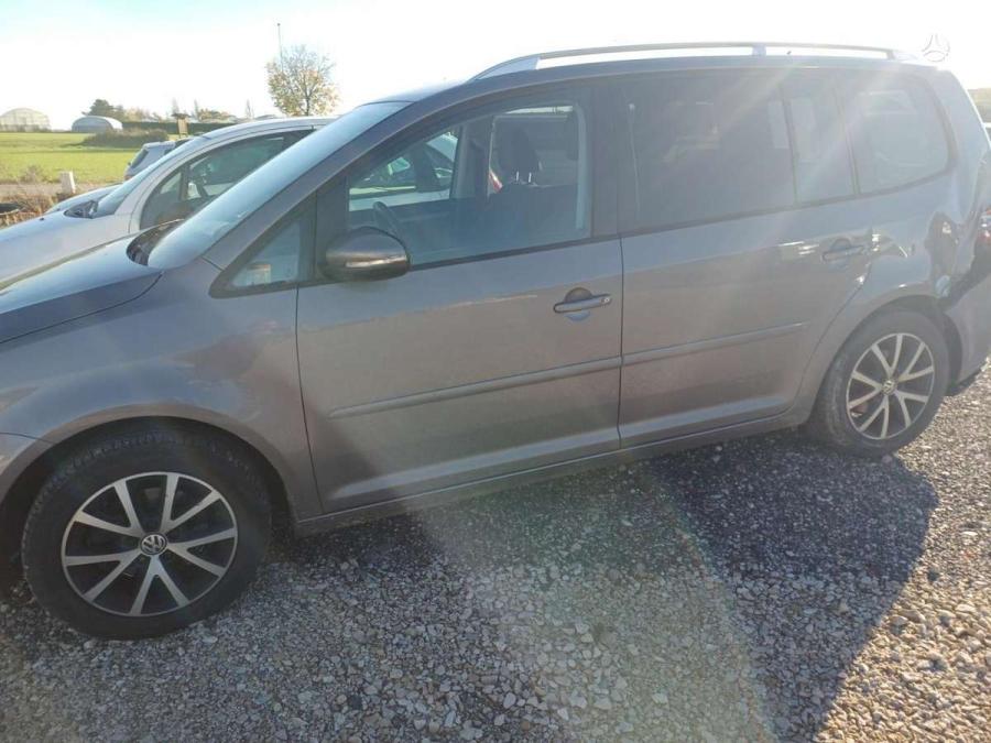 Pelēks Volkswagen Touran 2011 Kauņa, ar dzinēja tilpumu 1.60 L un nobraukumu 270 tūkst. km par 2999 €, foto 4 vietnē AUTOMOTO.COM.LV