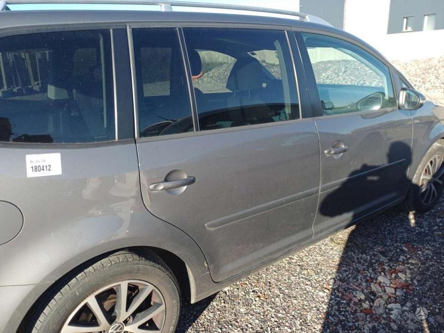 Pelēks Volkswagen Touran 2011 Kauņa, ar dzinēja tilpumu 1.60 L un nobraukumu 270 tūkst. km par 2999 €, foto 5 vietnē AUTOMOTO.COM.LV