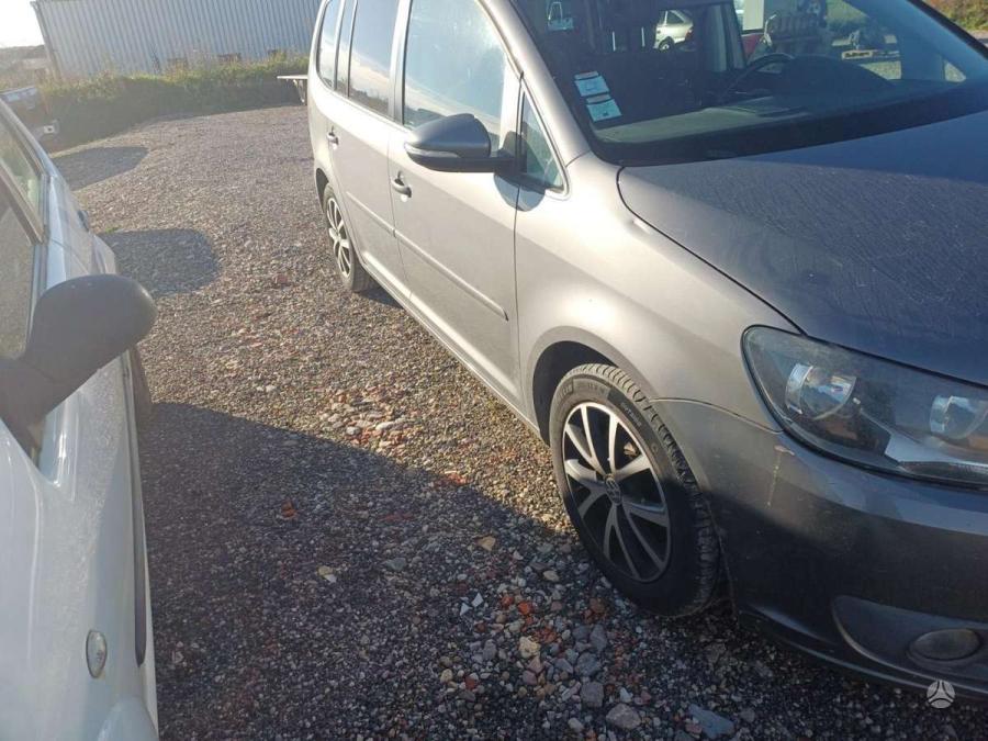Pelēks Volkswagen Touran 2011 Kauņa, ar dzinēja tilpumu 1.60 L un nobraukumu 270 tūkst. km par 2999 €, foto 6 vietnē AUTOMOTO.COM.LV