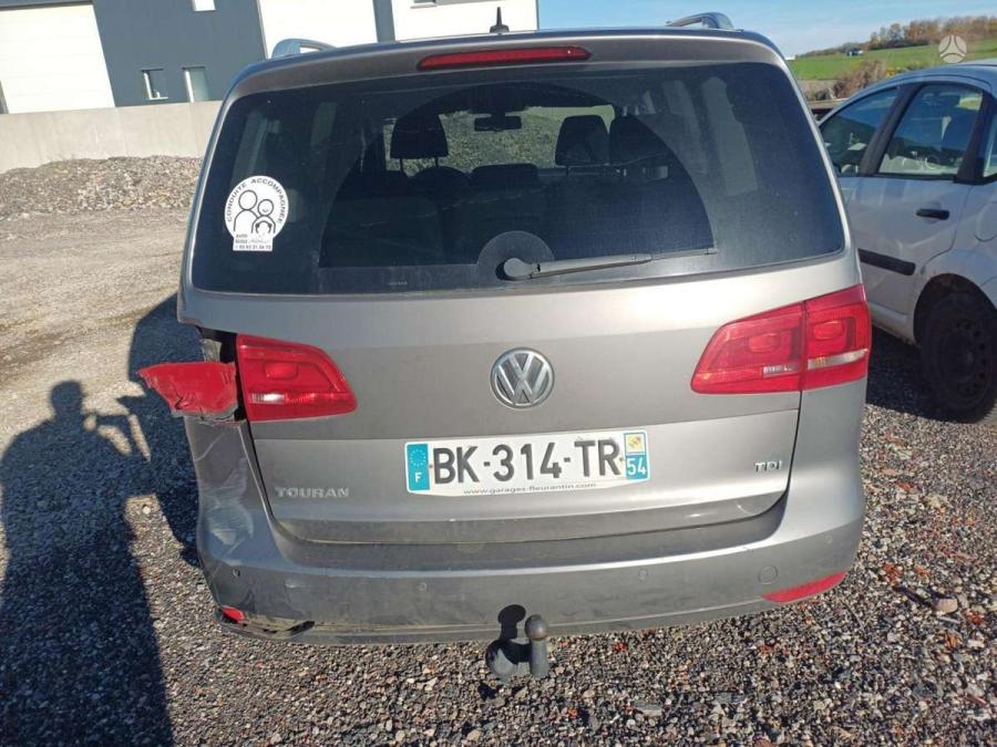 Pelēks Volkswagen Touran 2011 Kauņa, ar dzinēja tilpumu 1.60 L un nobraukumu 270 tūkst. km par 2999 €, foto 9 vietnē AUTOMOTO.COM.LV