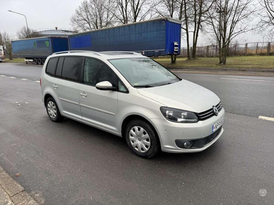 Grey Volkswagen Touran 2011 in Vilnius, with an engine capacity of 1.60 L and mileage of 326 thousand km for 4700 €, photo 1 on AUTOMOTO.COM.LV