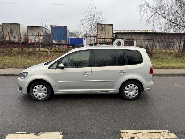 Pelēks Volkswagen Touran 2011 Viļņa, ar dzinēja tilpumu 1.60 L un nobraukumu 326 tūkst. km par 4700 €, foto 5 vietnē AUTOMOTO.COM.LV