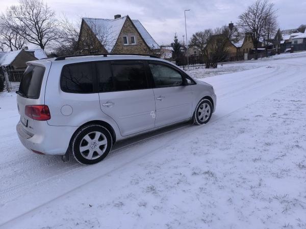 Grey Volkswagen Touran 2011 in Siauliai, with an engine capacity of 1.60 L and mileage of 288 thousand km for 4650 €, photo 8 on AUTOMOTO.COM.LV