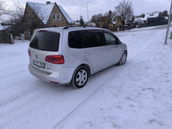 Grey Volkswagen Touran 2011 in Siauliai, with an engine capacity of 1.60 L and mileage of 288 thousand km for 4650 €, photo 9 on AUTOMOTO.COM.LV
