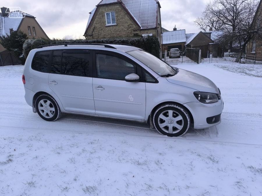 Pelēks Volkswagen Touran 2011 Šauļi, ar dzinēja tilpumu 1.60 L un nobraukumu 288 tūkst. km par 4650 €, foto 4 vietnē AUTOMOTO.COM.LV