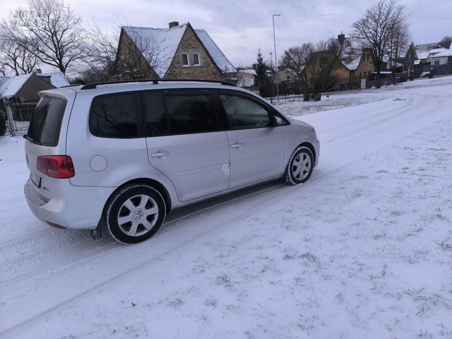 Pelēks Volkswagen Touran 2011 Šauļi, ar dzinēja tilpumu 1.60 L un nobraukumu 288 tūkst. km par 4650 €, foto 5 vietnē AUTOMOTO.COM.LV