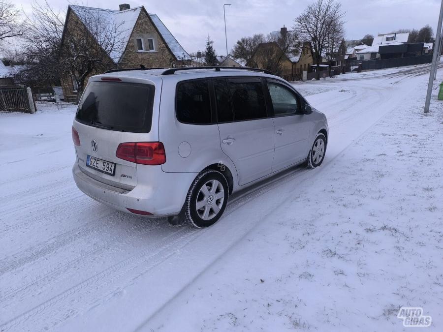 Pelēks Volkswagen Touran 2011 Šauļi, ar dzinēja tilpumu 1.60 L un nobraukumu 288 tūkst. km par 4650 €, foto 8 vietnē AUTOMOTO.COM.LV