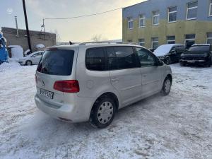 Pelēks Volkswagen Touran 2011 Viļņa, ar dzinēja tilpumu 1.90 L un nobraukumu 326 tūkst. km par 4700 €, foto 3 vietnē AUTOMOTO.COM.LV
