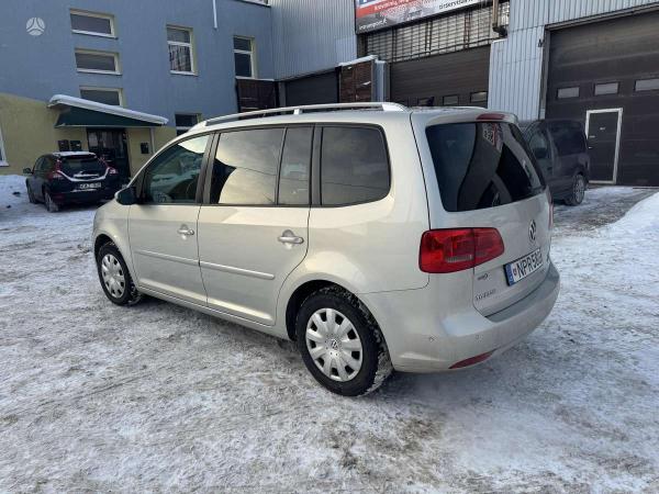 Pelēks Volkswagen Touran 2011 Viļņa, ar dzinēja tilpumu 1.90 L un nobraukumu 326 tūkst. km par 4700 €, foto 4 vietnē AUTOMOTO.COM.LV
