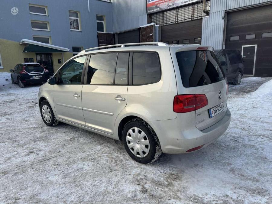 Pelēks Volkswagen Touran 2011 Viļņa, ar dzinēja tilpumu 1.90 L un nobraukumu 326 tūkst. km par 4700 €, foto 4 vietnē AUTOMOTO.COM.LV