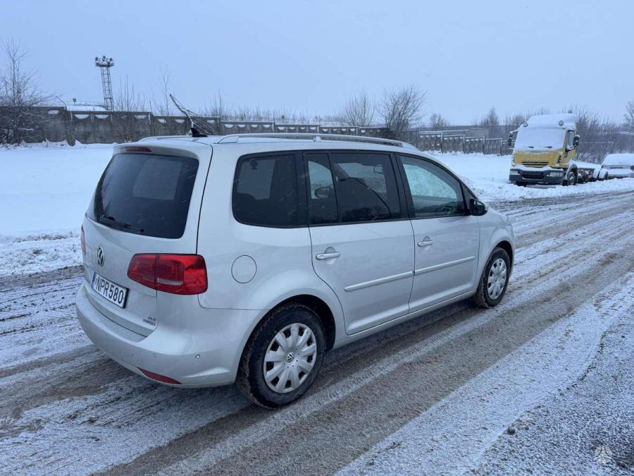 Pelēks Volkswagen Touran 2011 Viļņa, ar dzinēja tilpumu 1.90 L un nobraukumu 326 tūkst. km par 4700 €, foto 8 vietnē AUTOMOTO.COM.LV