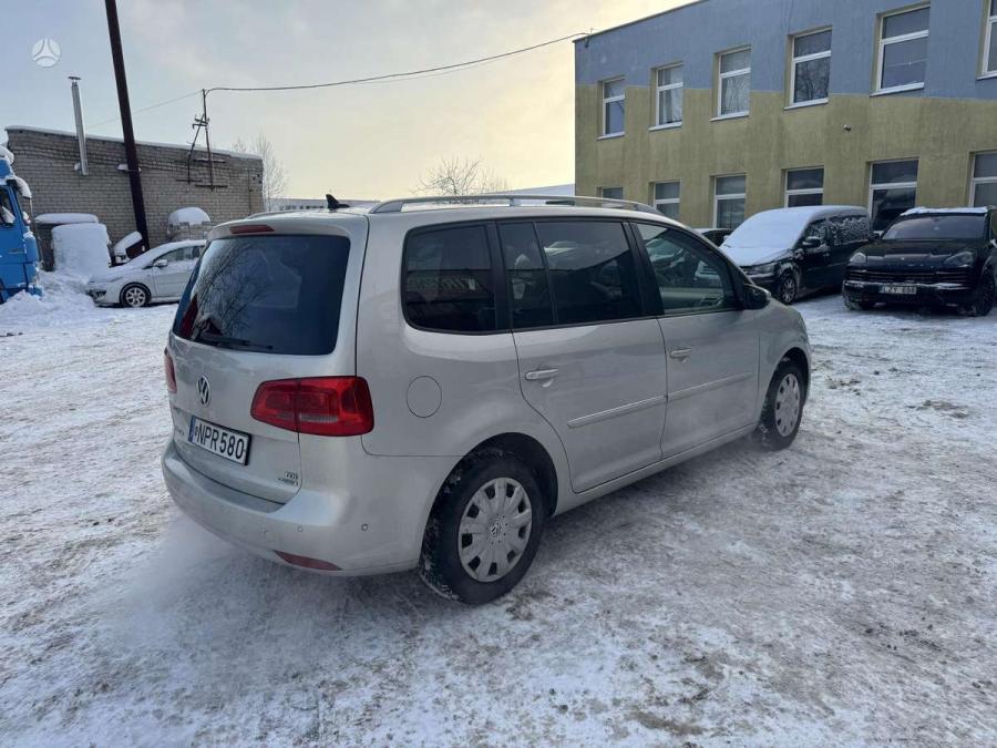 Pelēks Volkswagen Touran 2011 Viļņa, ar dzinēja tilpumu 1.60 L un nobraukumu 326 tūkst. km par 4700 €, foto 3 vietnē AUTOMOTO.COM.LV