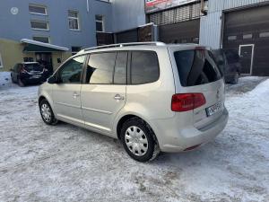 Pelēks Volkswagen Touran 2011 Viļņa, ar dzinēja tilpumu 1.60 L un nobraukumu 326 tūkst. km par 4700 €, foto 4 vietnē AUTOMOTO.COM.LV
