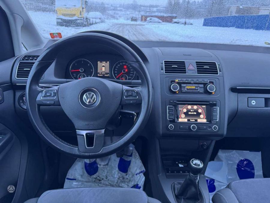 Pelēks Volkswagen Touran 2011 Viļņa, ar dzinēja tilpumu 1.60 L un nobraukumu 326 tūkst. km par 4700 €, foto 13 vietnē AUTOMOTO.COM.LV