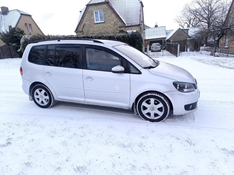 Grey Volkswagen Touran 2011 in Siauliai, with an engine capacity of 1.60 L and mileage of 288 thousand km for 4650 €, photo 2 on AUTOMOTO.COM.LV