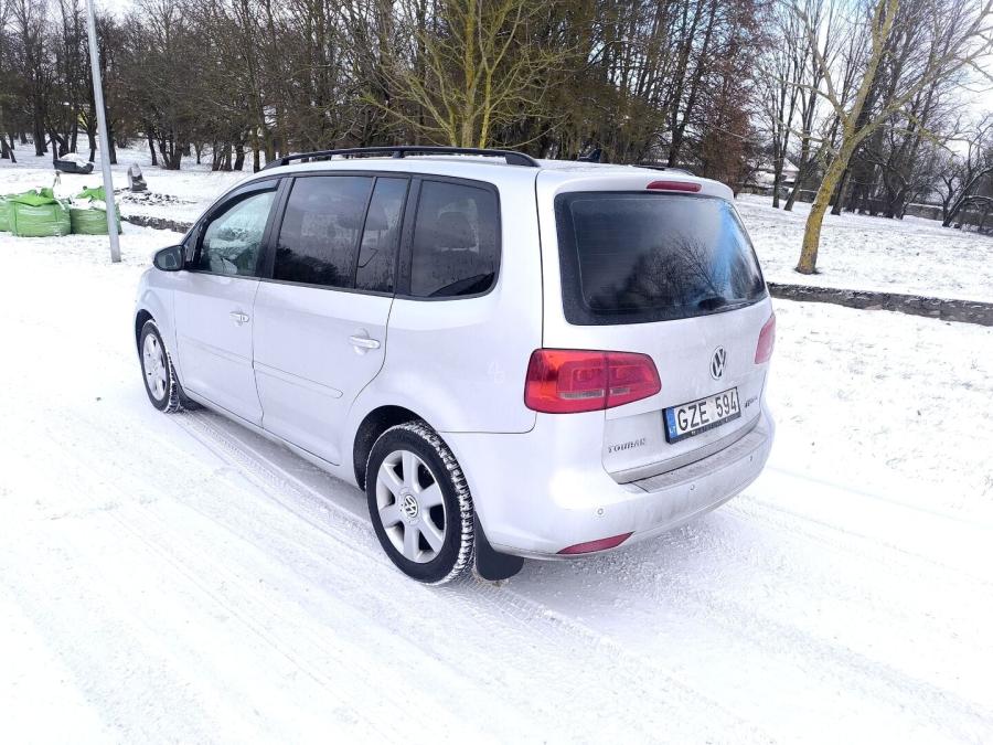 Grey Volkswagen Touran 2011 in Siauliai, with an engine capacity of 1.60 L and mileage of 288 thousand km for 4650 €, photo 9 on AUTOMOTO.COM.LV