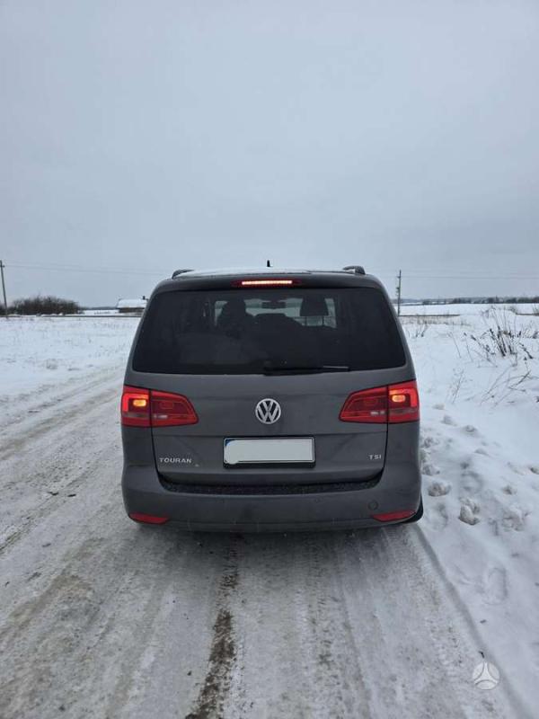 Pelēks Volkswagen Touran 2011 Kauņa, ar dzinēja tilpumu 1.39 L un nobraukumu 259 tūkst. km par 6000 €, foto 2 vietnē AUTOMOTO.COM.LV