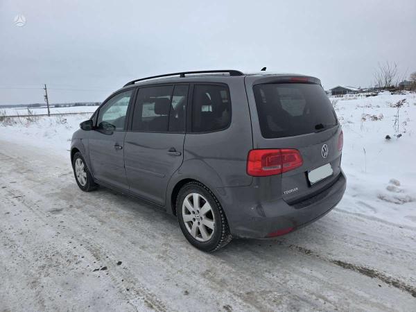 Pelēks Volkswagen Touran 2011 Kauņa, ar dzinēja tilpumu 1.39 L un nobraukumu 259 tūkst. km par 6000 €, foto 3 vietnē AUTOMOTO.COM.LV