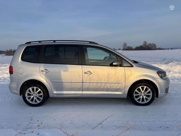 Pelēks Volkswagen Touran 2011 Varėna, ar dzinēja tilpumu 1.60 L un nobraukumu 254 tūkst. km par 5300 €, foto 6 vietnē AUTOMOTO.COM.LV