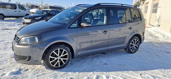 Grey Volkswagen Touran 2011 in Marijampole, with an engine capacity of 1.60 L and mileage of 350 thousand km for 4900 €, photo 1 on AUTOMOTO.COM.LV
