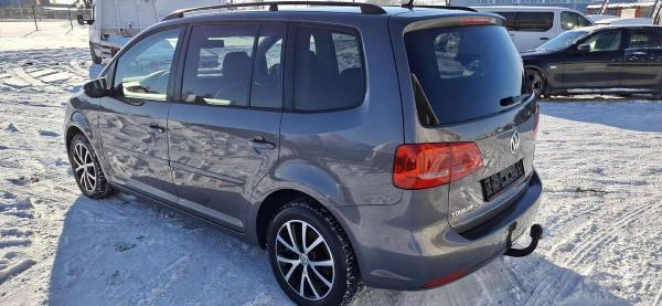 Pelēks Volkswagen Touran 2011 Marijampole, ar dzinēja tilpumu 1.60 L un nobraukumu 350 tūkst. km par 4900 €, foto 4 vietnē AUTOMOTO.COM.LV