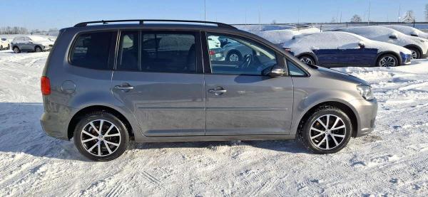 Pelēks Volkswagen Touran 2011 Marijampole, ar dzinēja tilpumu 1.60 L un nobraukumu 350 tūkst. km par 4900 €, foto 6 vietnē AUTOMOTO.COM.LV