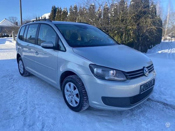 Grey Volkswagen Touran 2011 in Birzai, with an engine capacity of 1.60 L and mileage of 219 thousand km for 4350 €, photo 2 on AUTOMOTO.COM.LV