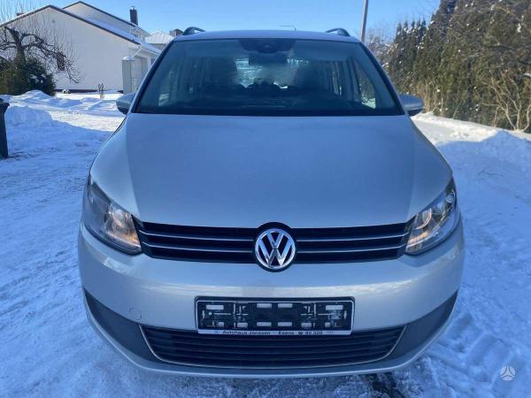 Grey Volkswagen Touran 2011 in Birzai, with an engine capacity of 1.60 L and mileage of 219 thousand km for 4350 €, photo 3 on AUTOMOTO.COM.LV
