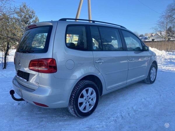 Grey Volkswagen Touran 2011 in Birzai, with an engine capacity of 1.60 L and mileage of 219 thousand km for 4350 €, photo 4 on AUTOMOTO.COM.LV