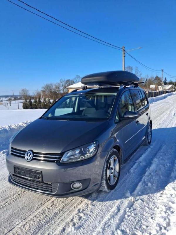 Grey Volkswagen Touran 2011 in Raseiniai, with an engine capacity of 1.60 L and mileage of 204 thousand km for 4500 €, photo 1 on AUTOMOTO.COM.LV