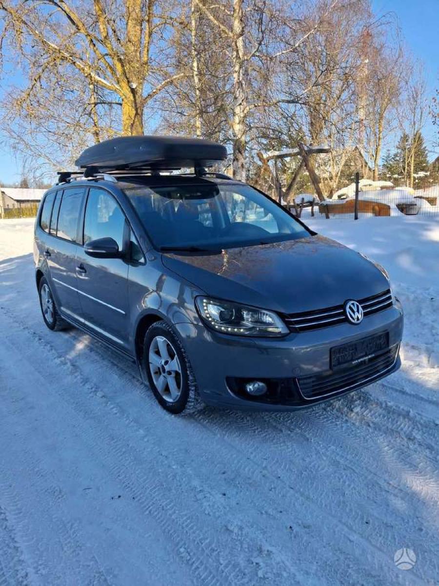 Grey Volkswagen Touran 2011 in Raseiniai, with an engine capacity of 1.60 L and mileage of 204 thousand km for 4500 €, photo 2 on AUTOMOTO.COM.LV